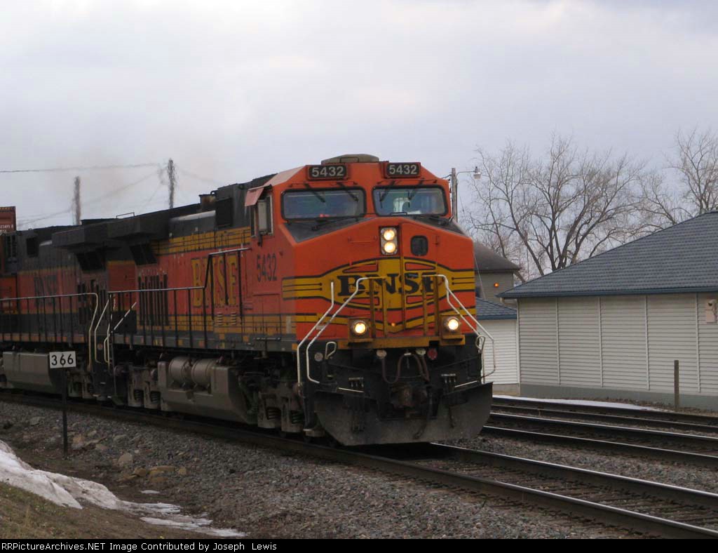 BNSF 5432 with another WB Stack
